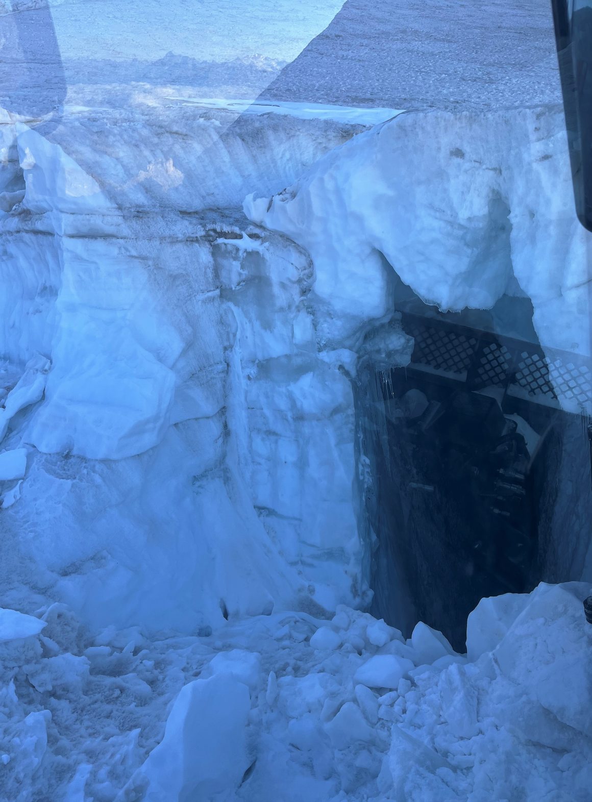 Gletscherspalte bedeckt mit einer Schneebrücke © Zermatt Tourismus ...